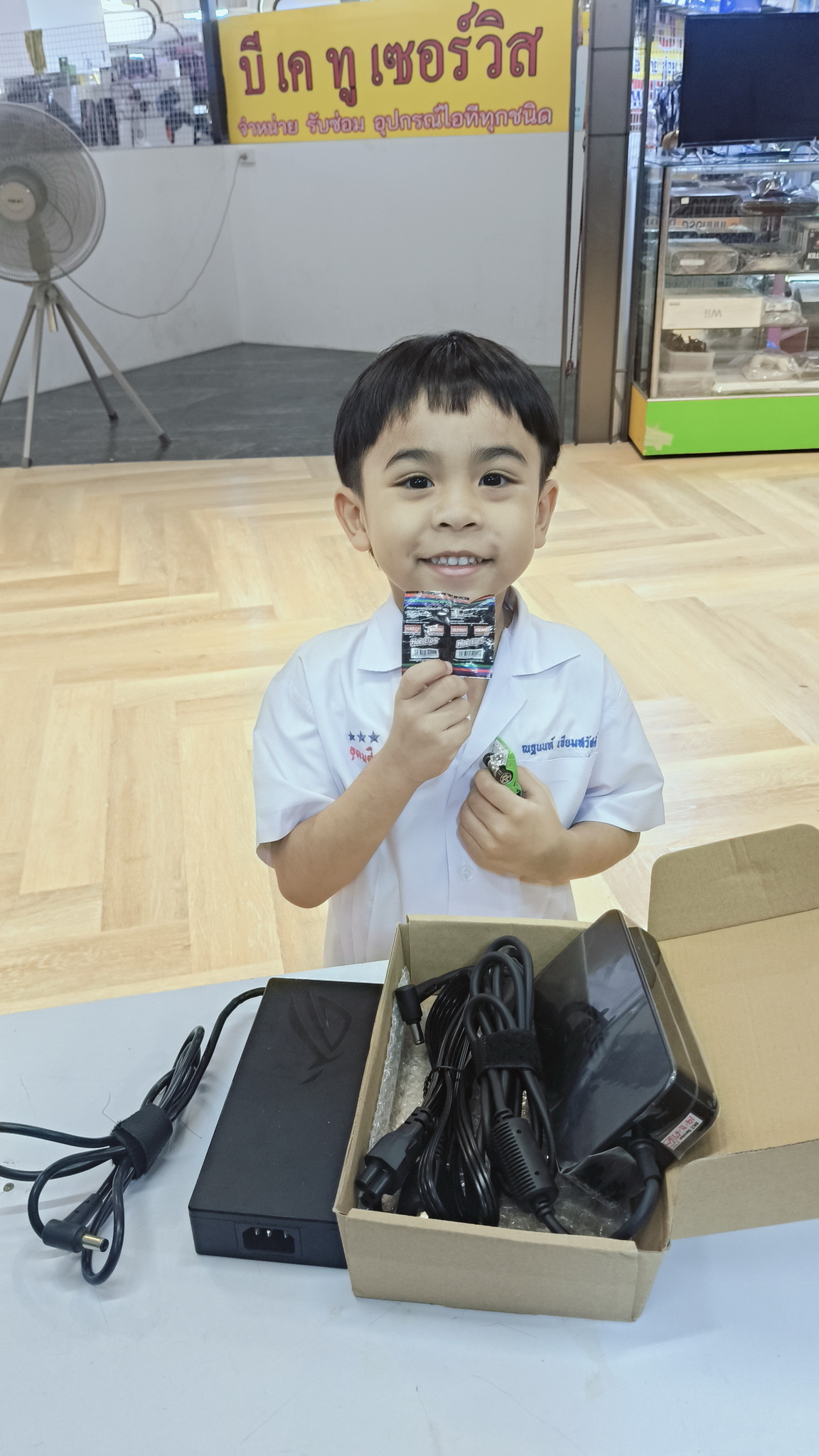 14 พ.ย.67 Adapter Asus ROG ขนาด 19.5V/11.8A หัว 6.0x3.7mm โดนน้ำต้องการซื้อ Adapter ใหม่ Grade ...